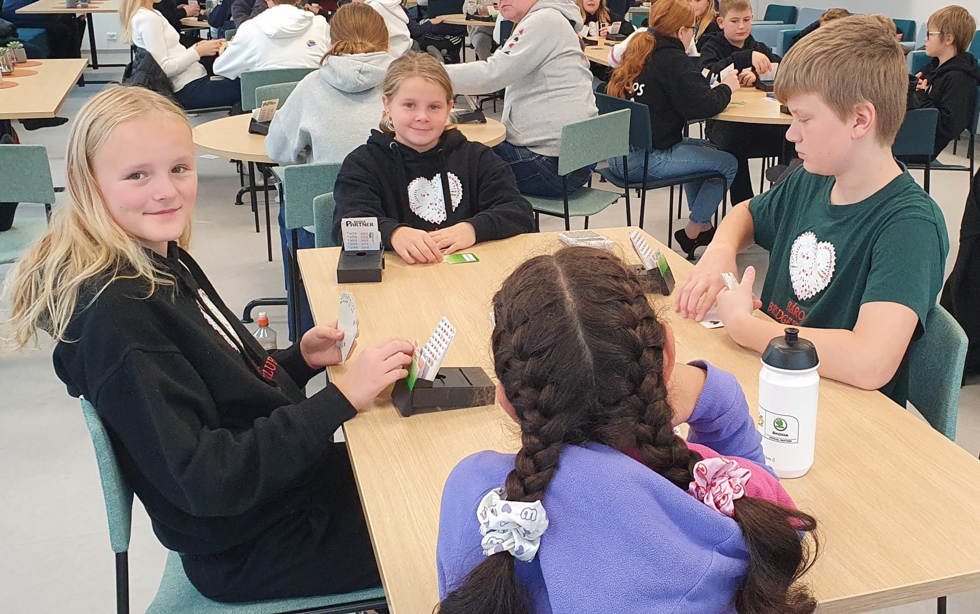 Mathea: «Kan spille med venner og så er det gøy å vinne.» : Juniorbridge